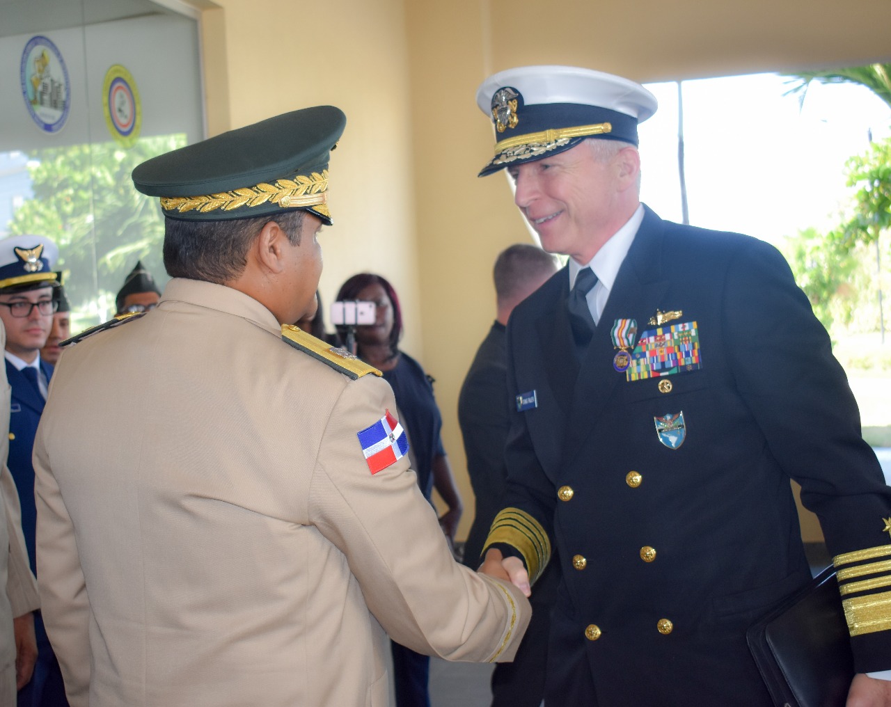 Centro de Operaciones de Emergencias | COE - Director del COE recibe ...